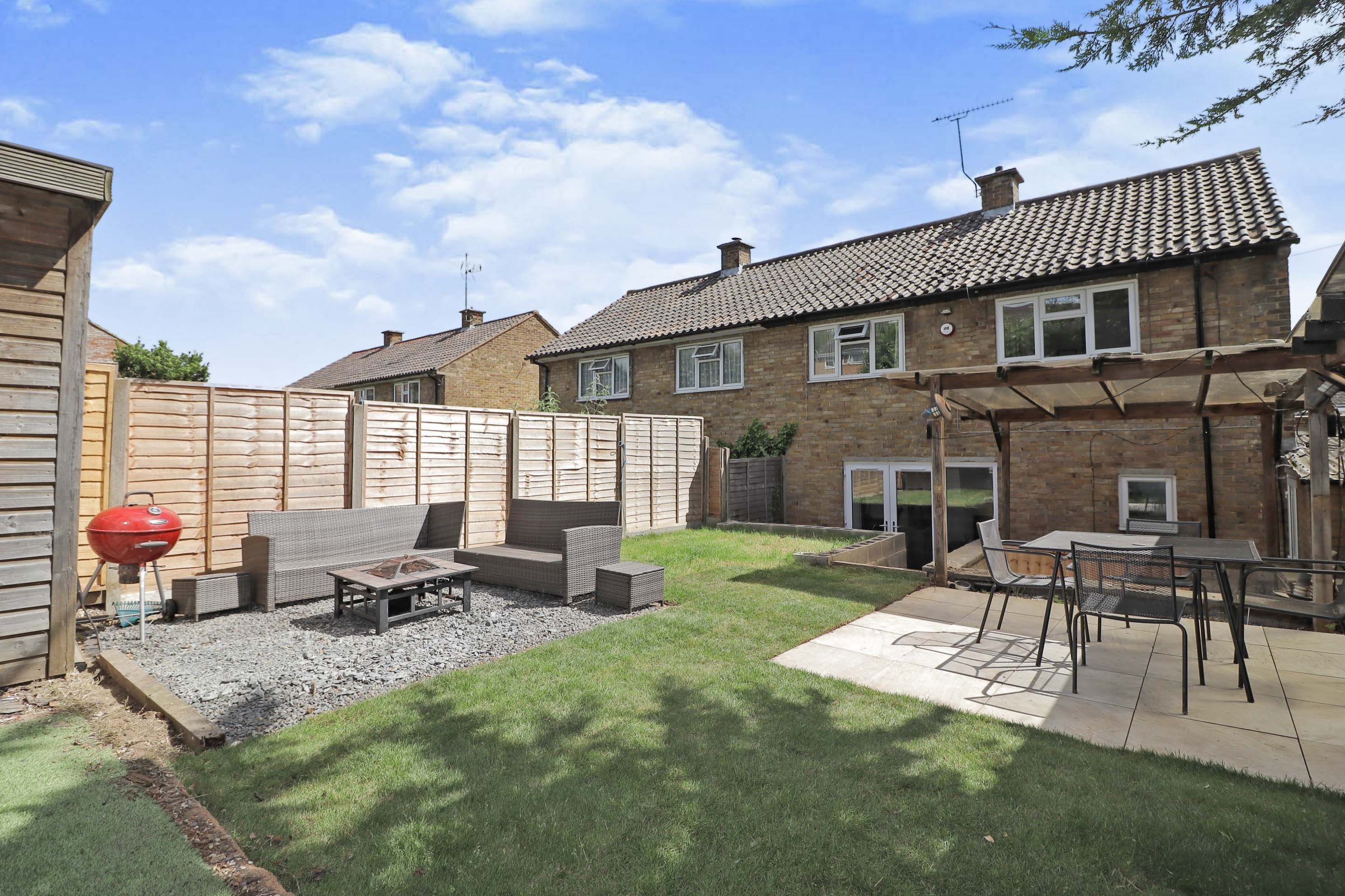 3 bedroom semi-detached house for sale in Eaton Valley Road, Luton, LU2 0SW