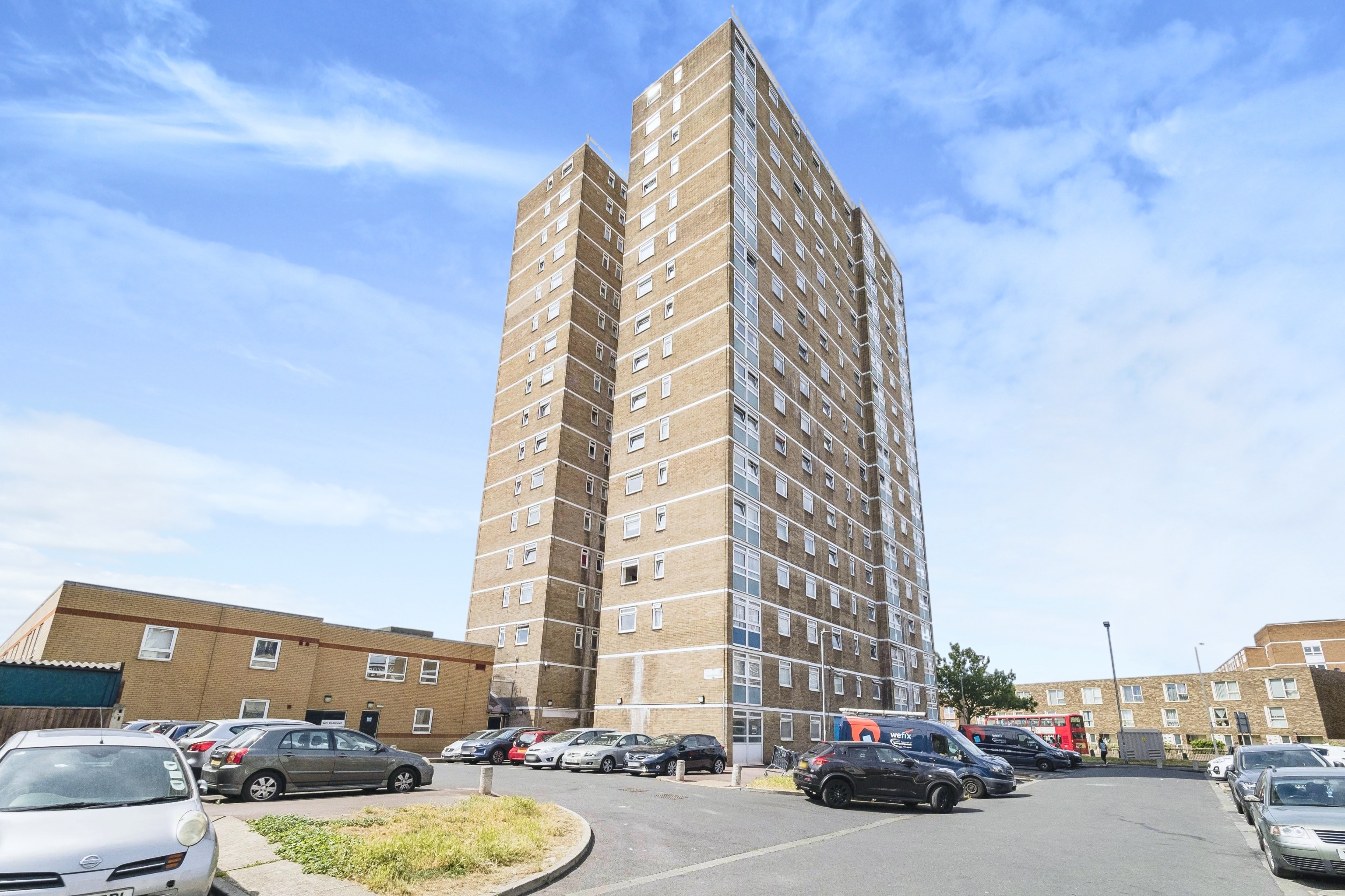 2 bedroom flat for sale in Bradwell Avenue, Dagenham, RM10 7AE