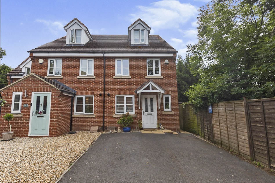 4 bedroom semi-detached house for sale in Country View, Gloucester, GL4 6RF