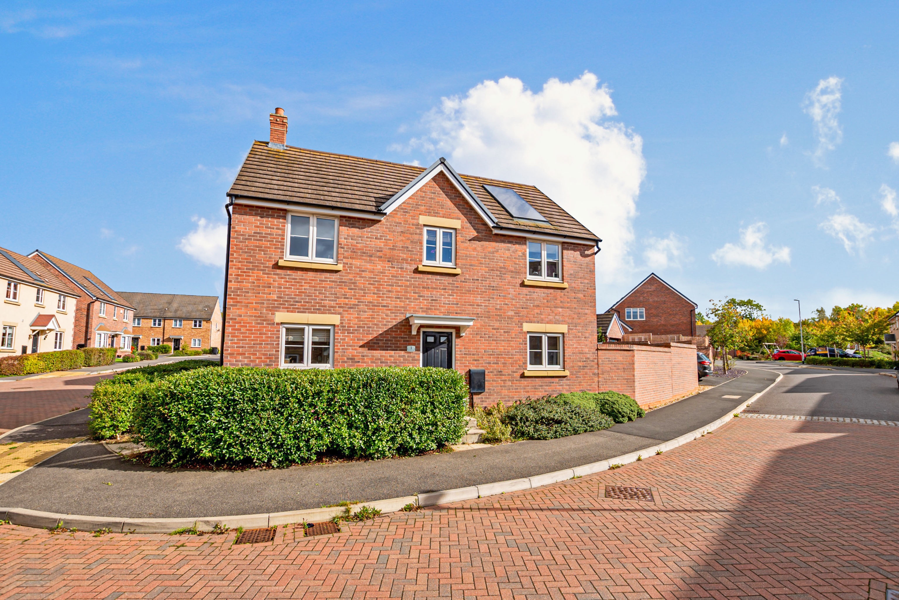 4 bedroom detached house for sale in Bamburgh Close, Rushden, NN10 0TD