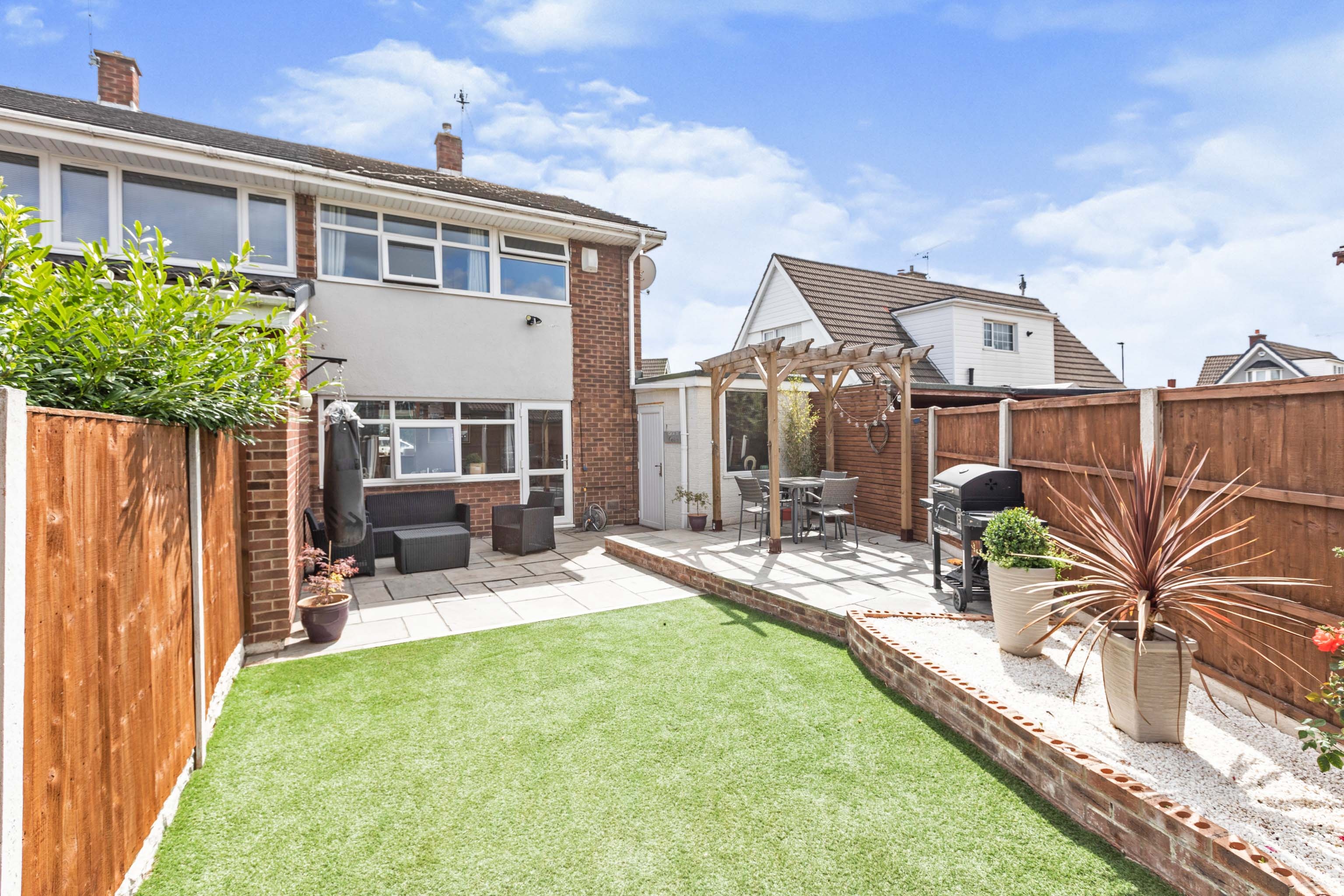 3 bedroom semi-detached house for sale in Thompson Nook, Doncaster, DN7 6JS