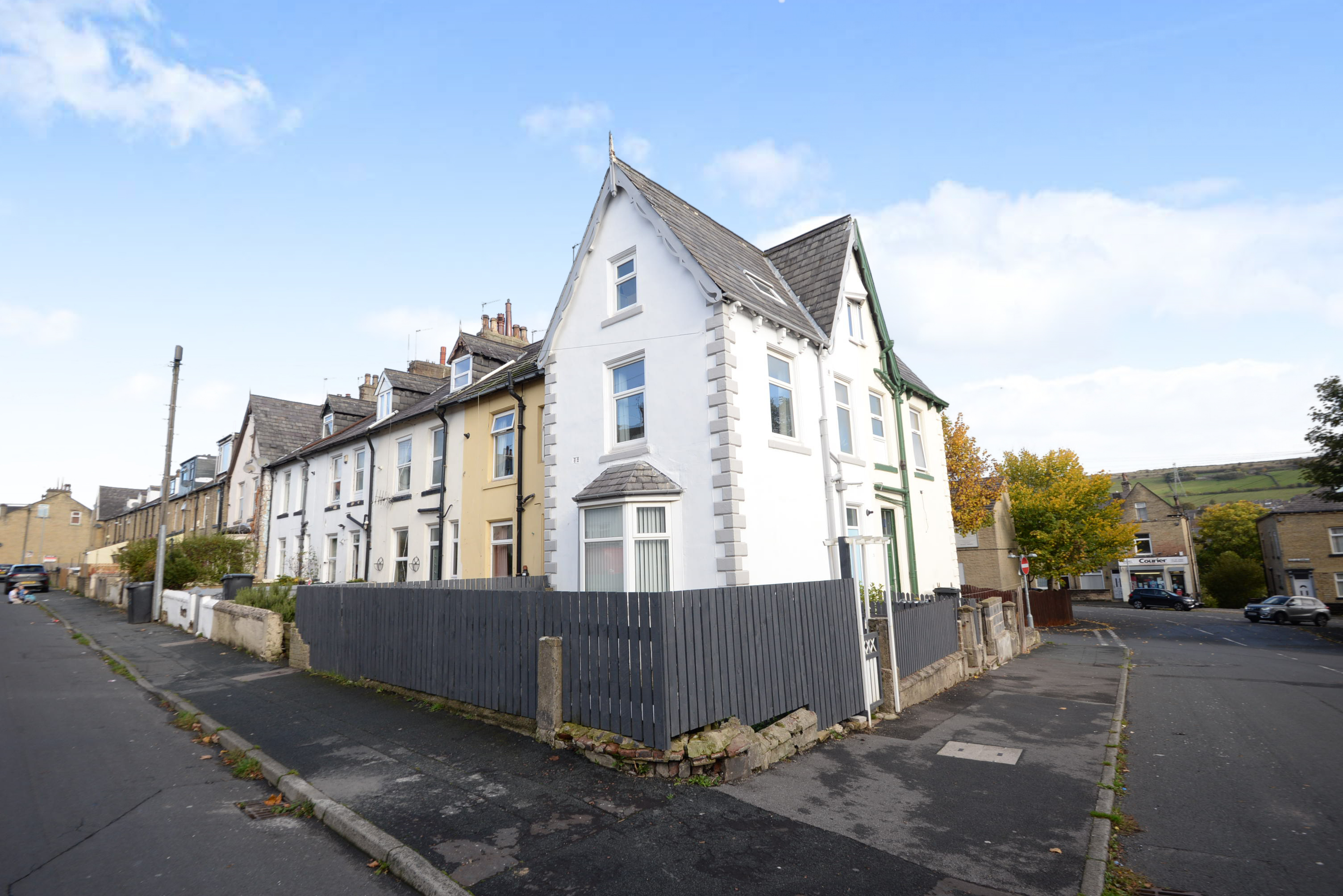 3 bedroom end of terrace house for sale in Lee Mount Road, Halifax, HX3 5BQ