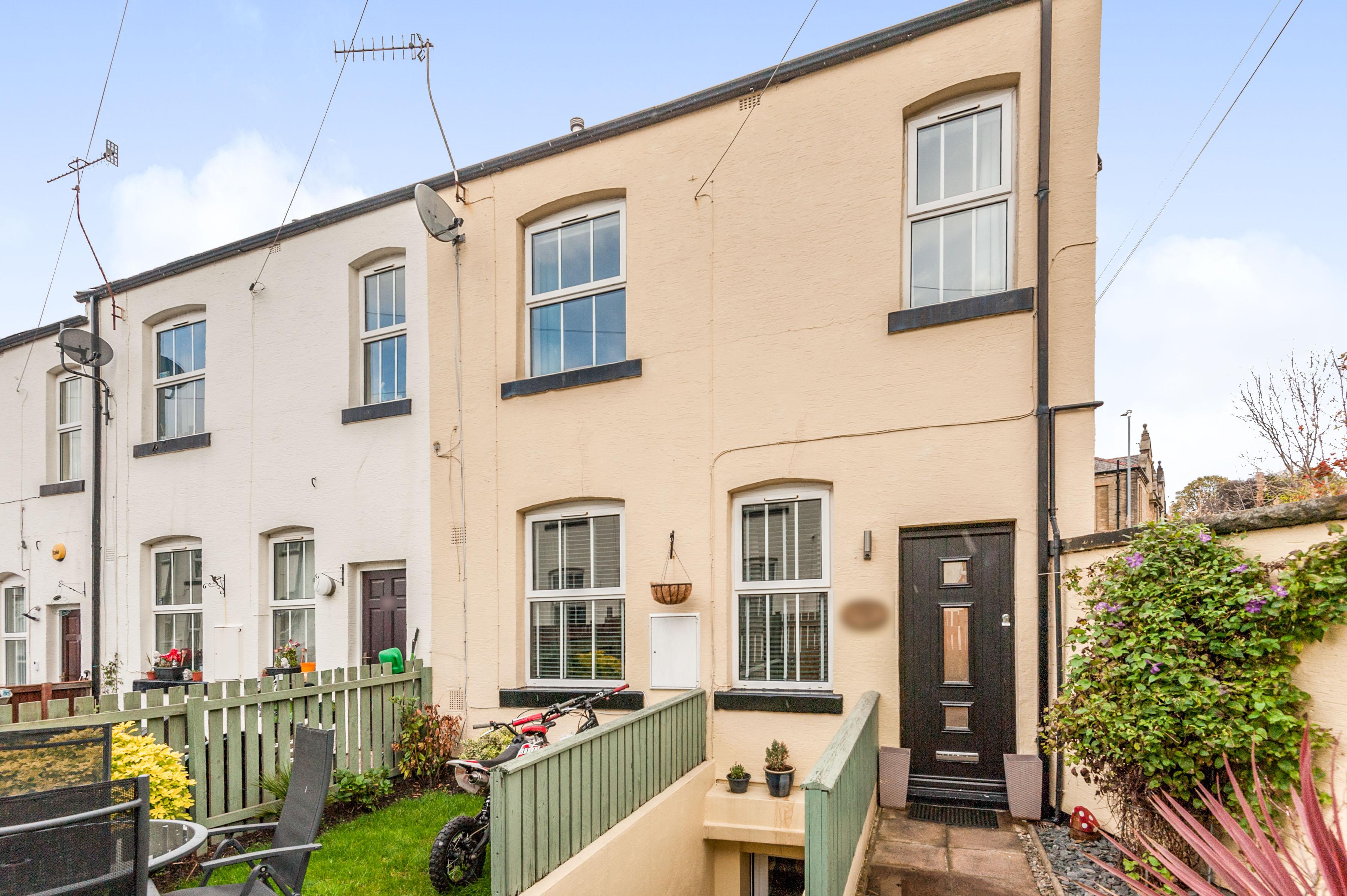 3 bedroom end of terrace house for sale in Tile Terrace, Brighouse, HD6 1HY